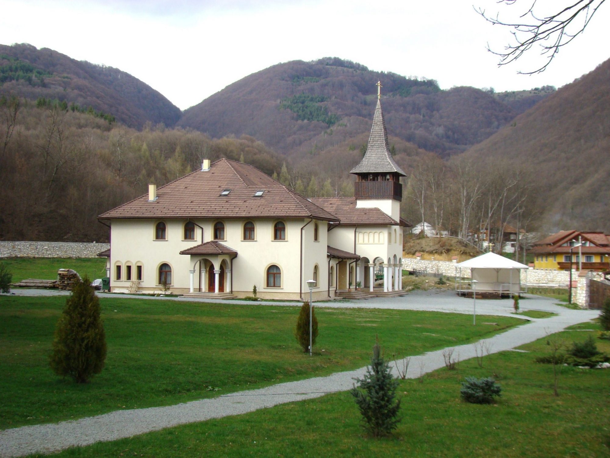 Manastirea Lupsa de pe Valea Ariesului - Deștepți.ro