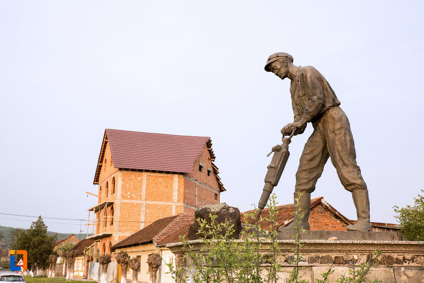 Statuia muncitorului din Bocșa: o privire în istoria orașului