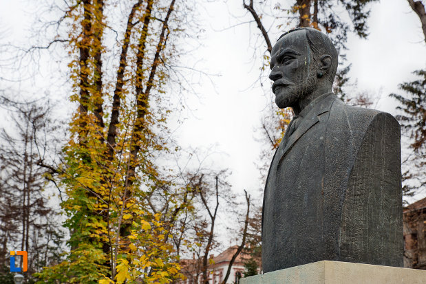 Bustul lui George Coșbuc din Parcul Central, Cluj - vizitează acum