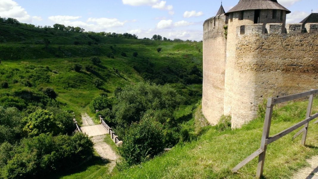 Pe malul Nistrului, la Cetatea Hotin - Deștepți.ro