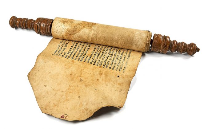 Tora – Legea evreiasca revelata lui Moise de catre Dumnezeu - Deștepți.ro